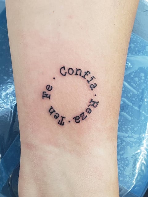 Confia • Reza • Ten fe Circle - Tattoos.com